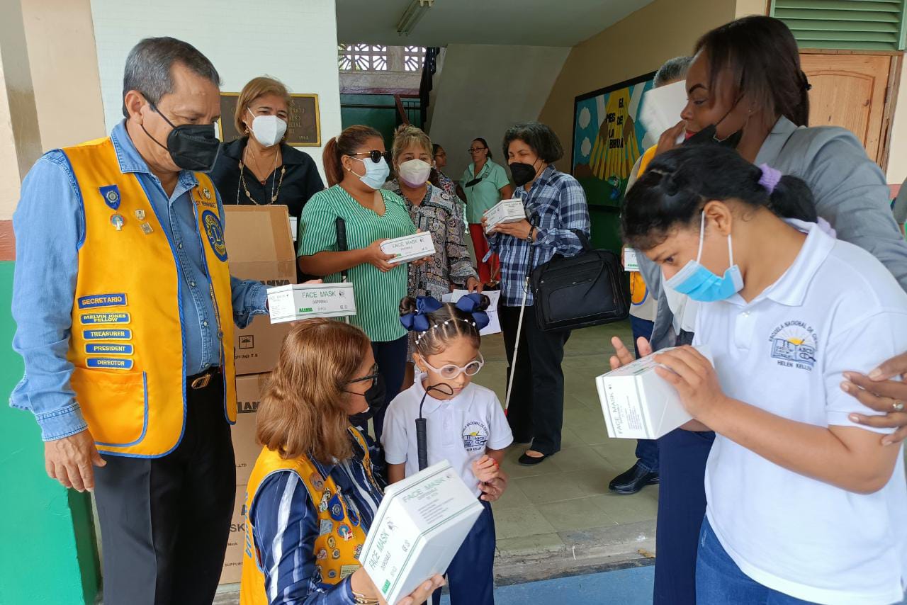 Club de Leones entrega becas en la Escuela de Ciegos
