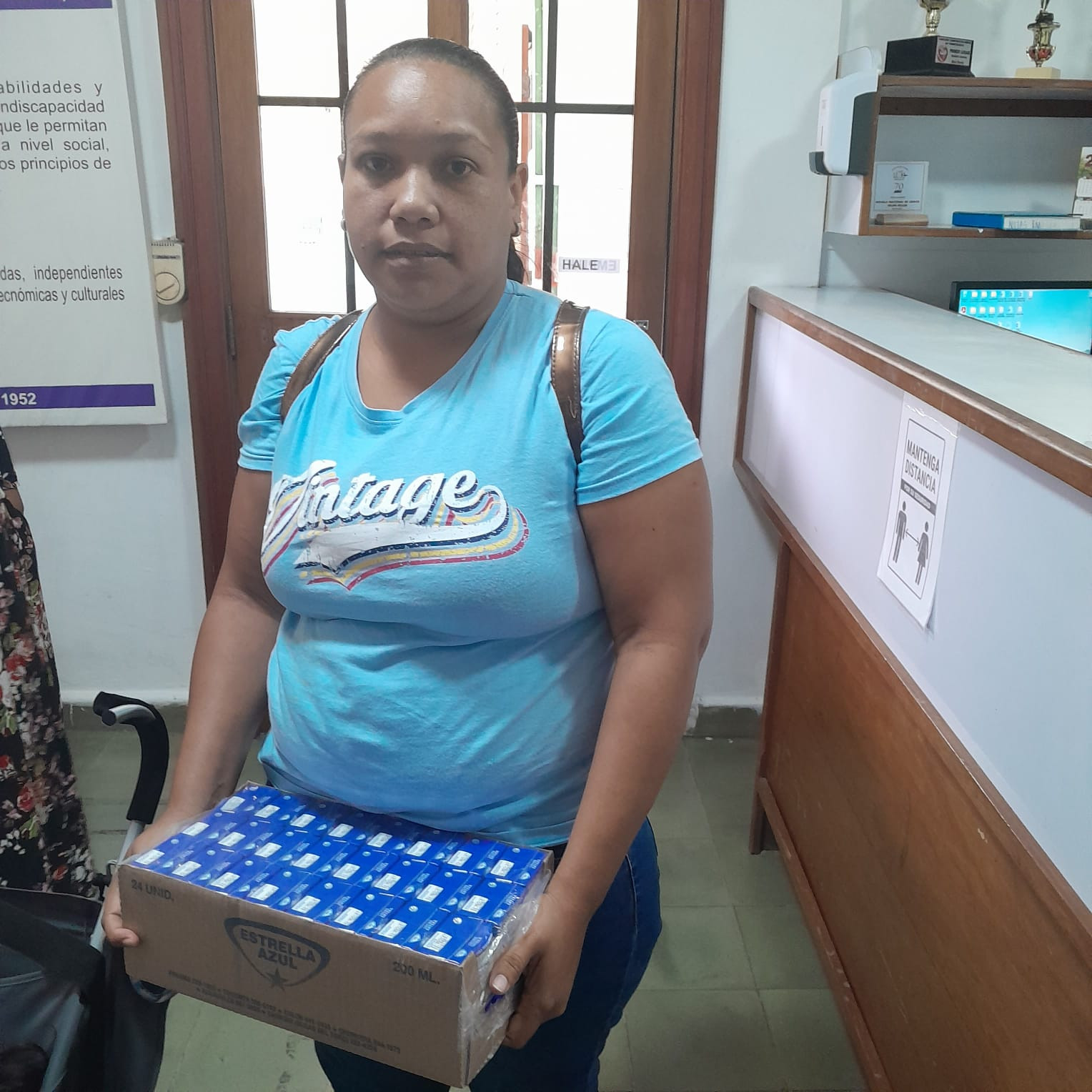 Entregan cajas de leche para estudiantes de la Escuela de Ciegos Helen ...