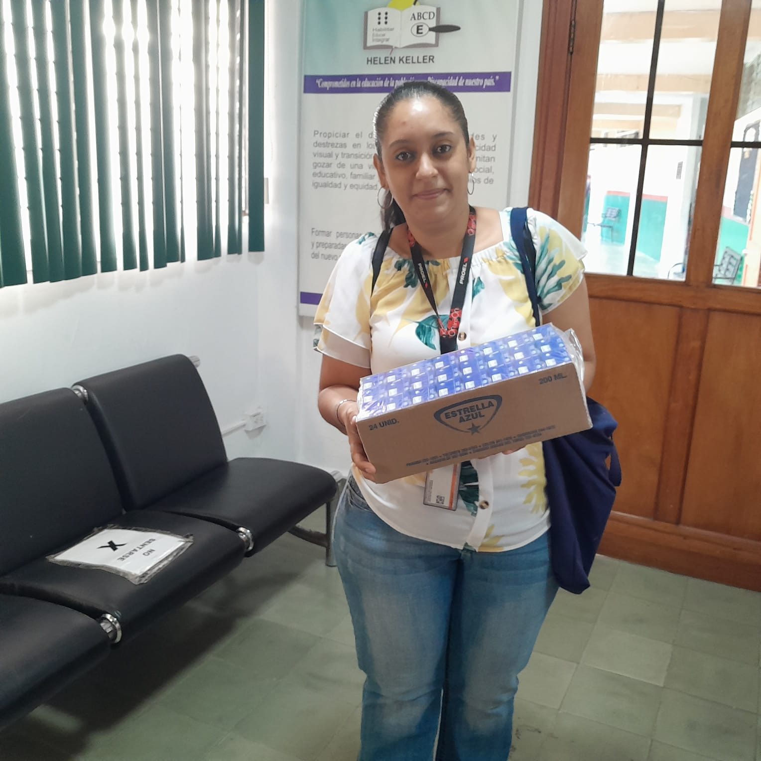 Entregan cajas de leche para estudiantes de la Escuela de Ciegos Helen ...