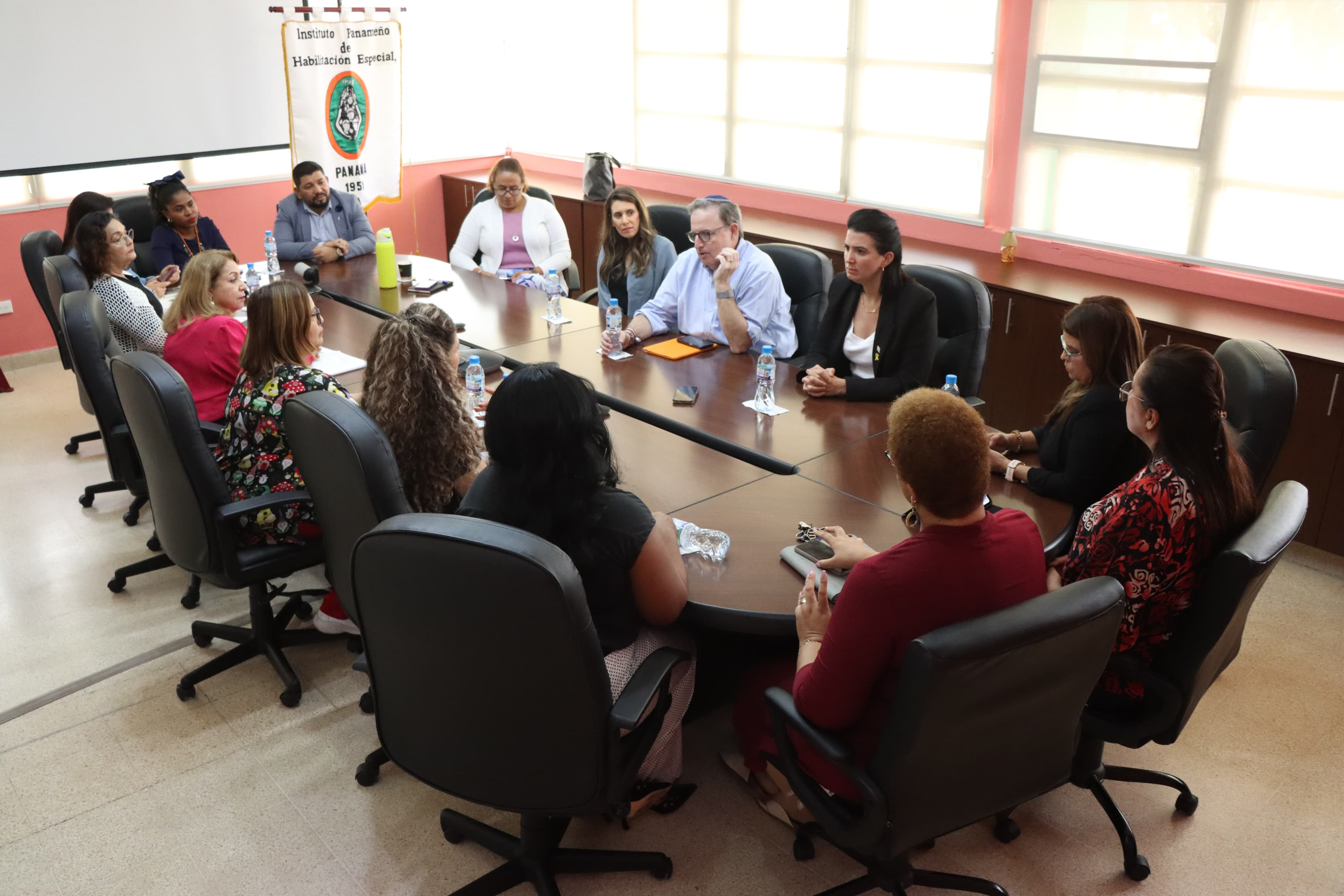 Instituto Panameño de Habilitación Especial recibe a la destacada líder ...