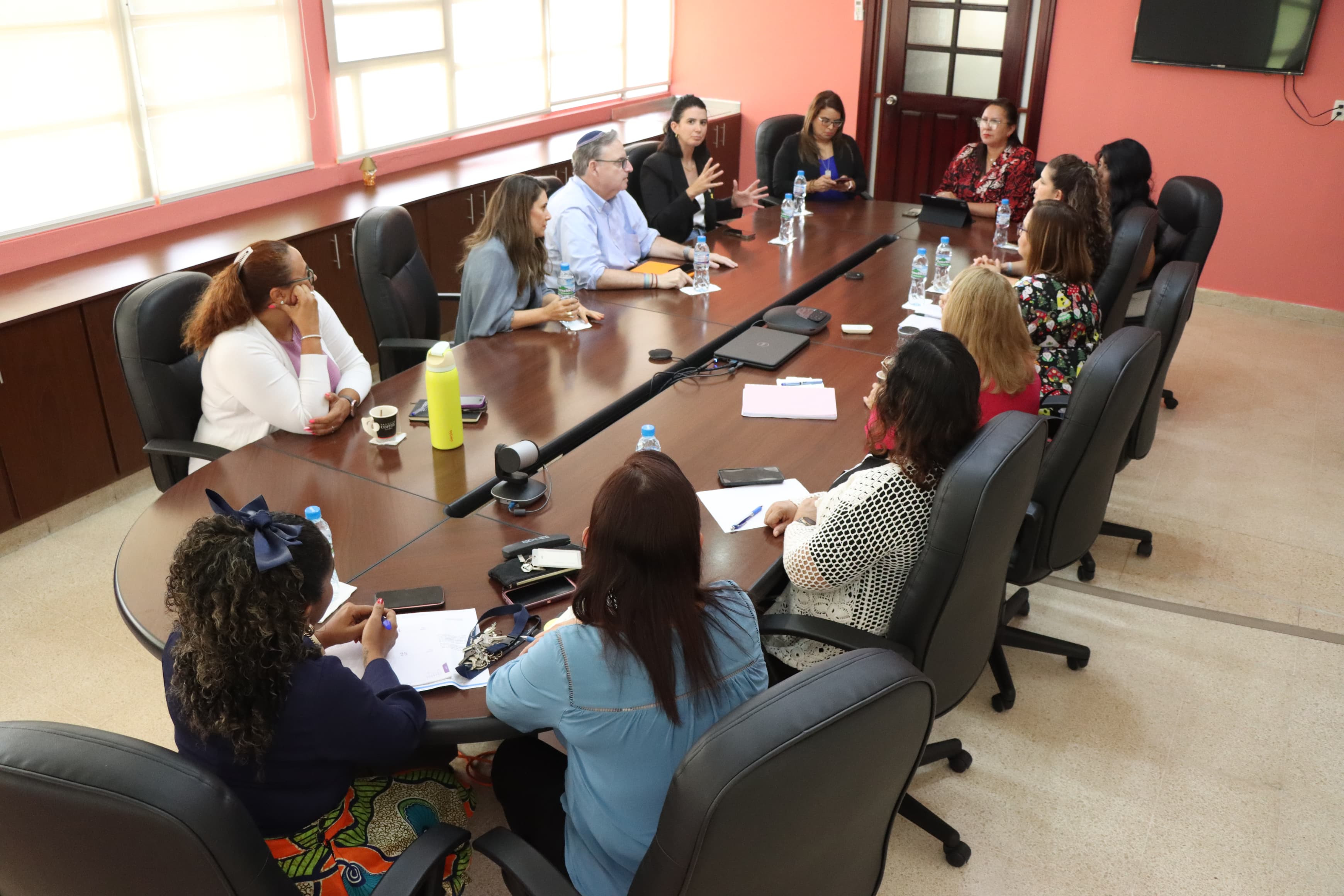 Instituto Panameño de Habilitación Especial recibe a la destacada líder ...